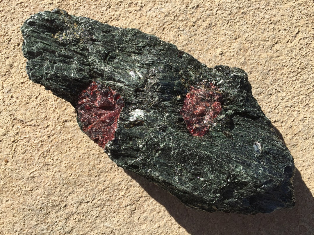 Grand grenat brut en fuchsite 7 pouces, grenats rouges avec spécimen de ...