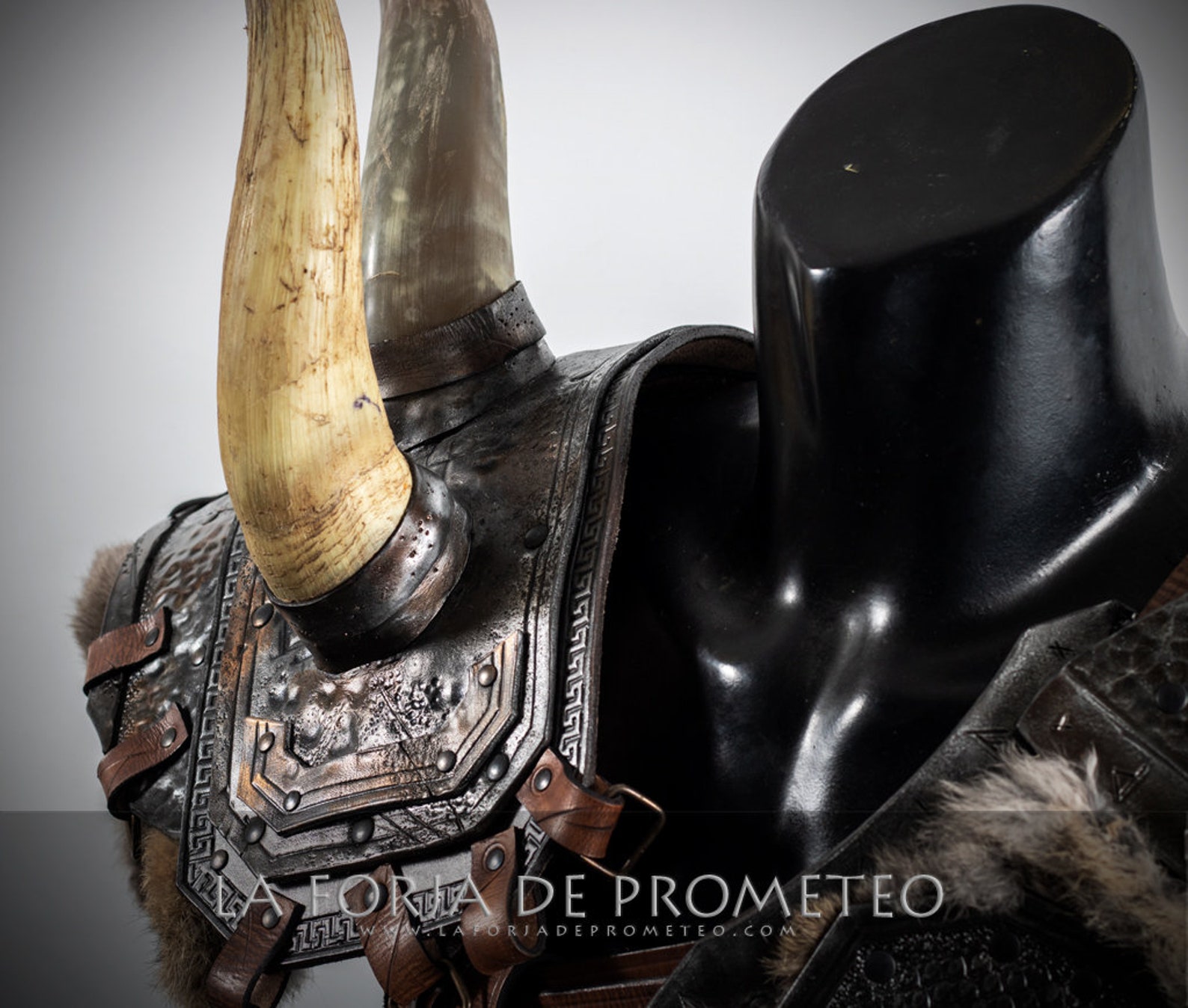 2 Leather Pauldrons With Horns and Metal Finish Viking | Etsy