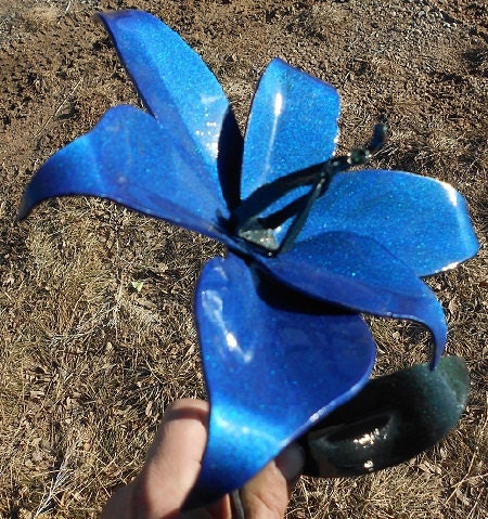 Metal Lily With Stem Leaves and a Flawless Powdercoat Finish - Etsy