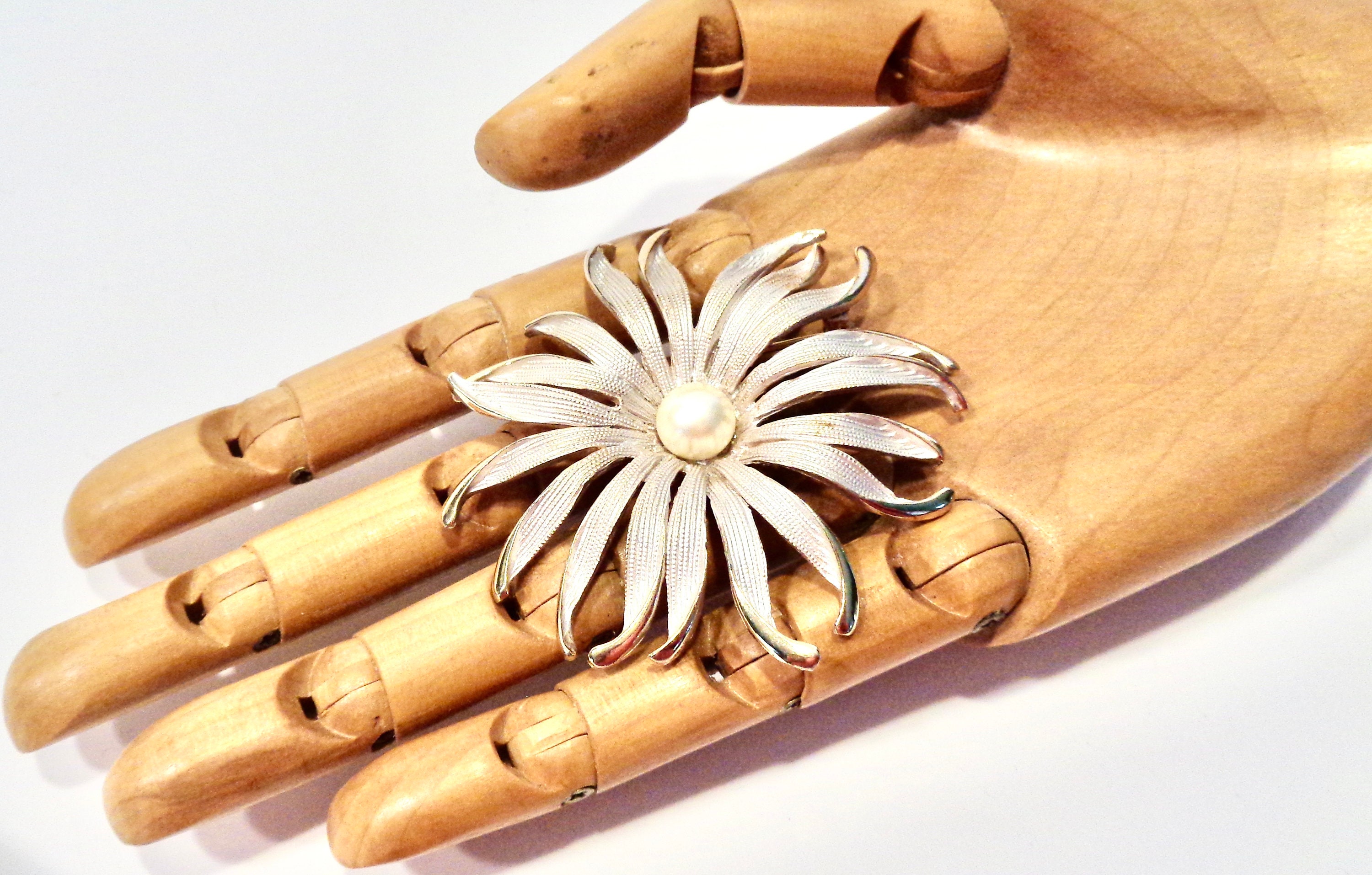 Vintage Kramer Floral Pearlized Enamel With Gold-tone Trim Brooch - Etsy