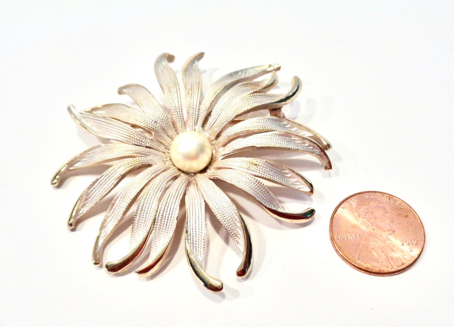 Vintage Kramer Floral Pearlized Enamel With Gold-tone Trim Brooch - Etsy