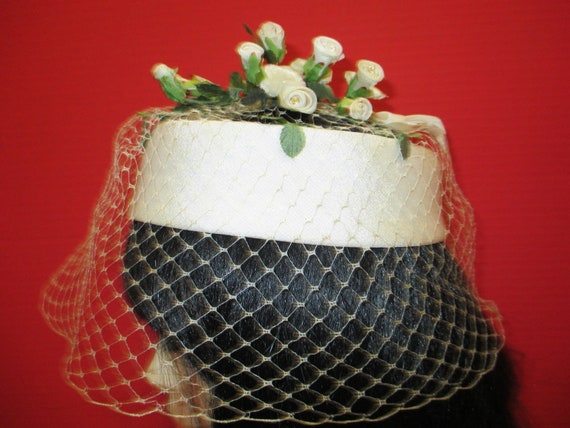 Pillbox style hat, midcentury wedding hat, 60s vinta… - Gem