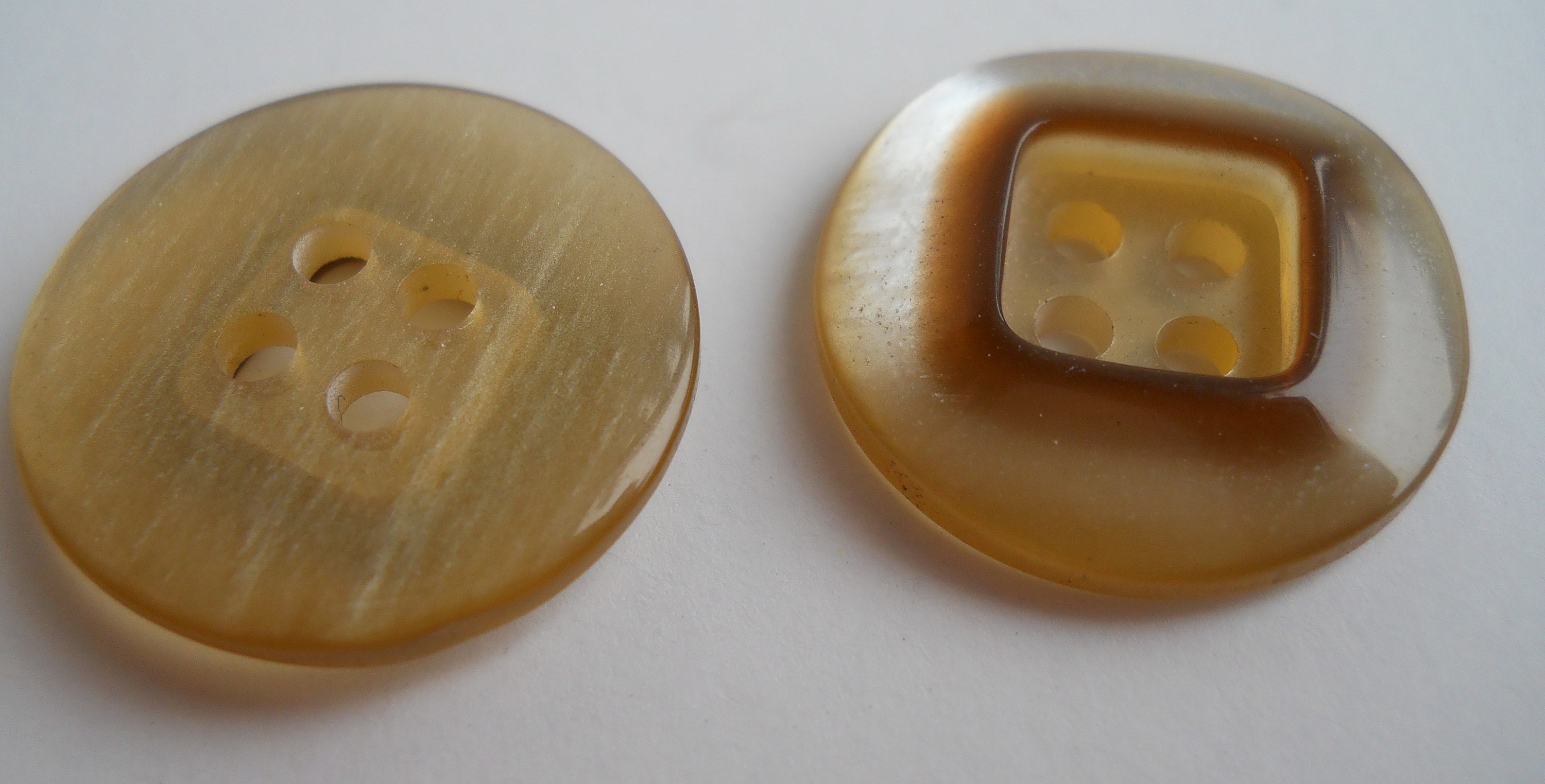 CONJUNTOS DE BOTONES: Dos tonados marrón, 4 agujeros, tamaño de 3/4 ...