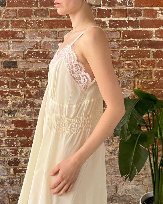 Vintage 1940s 1950s Rayon Slip With Lace Trim - Butte… - Gem