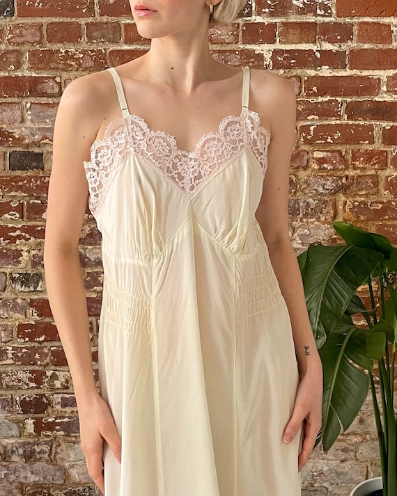 Vintage 1940s 1950s Rayon Slip With Lace Trim - Butte… - Gem