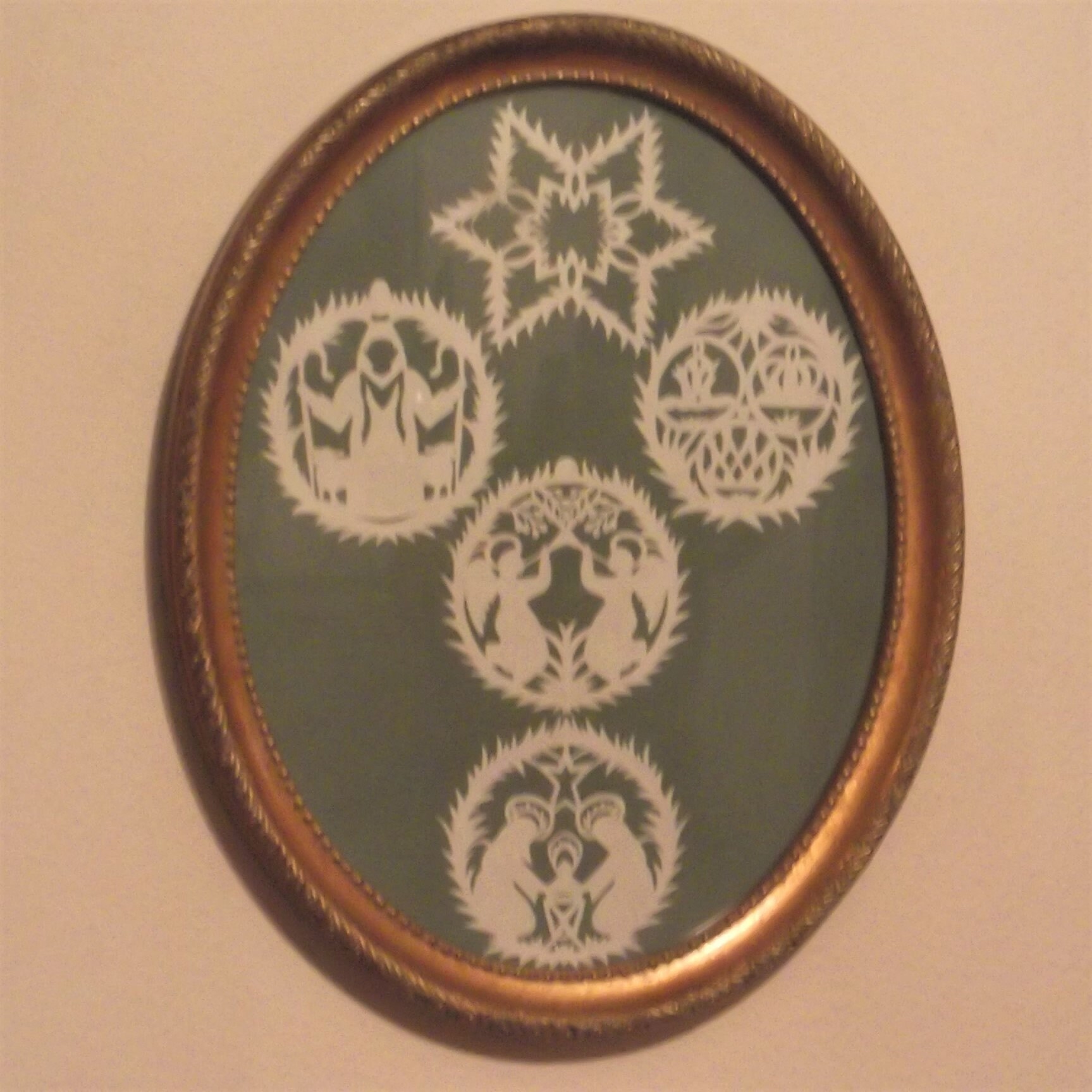 Christmas Designs in Oval Frame Scissor Cut Art Vintage Scherenschnitte ...