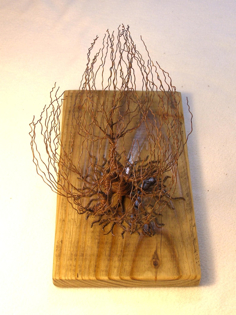 Escultura de árbol "rizado" azotado por el viento, hecha con alambre de ...