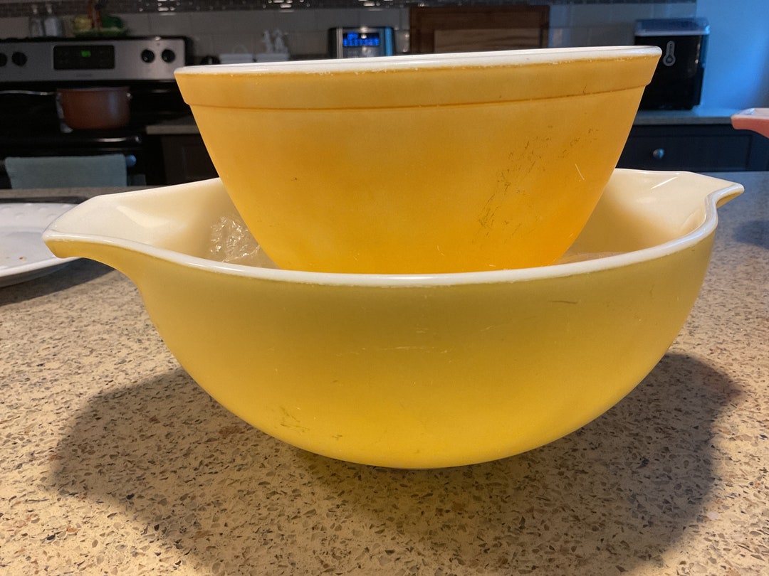 Vintage YELLOW Pyrex Bowls. Small One is 11/2 Quart. Other is 2 1/2 ...