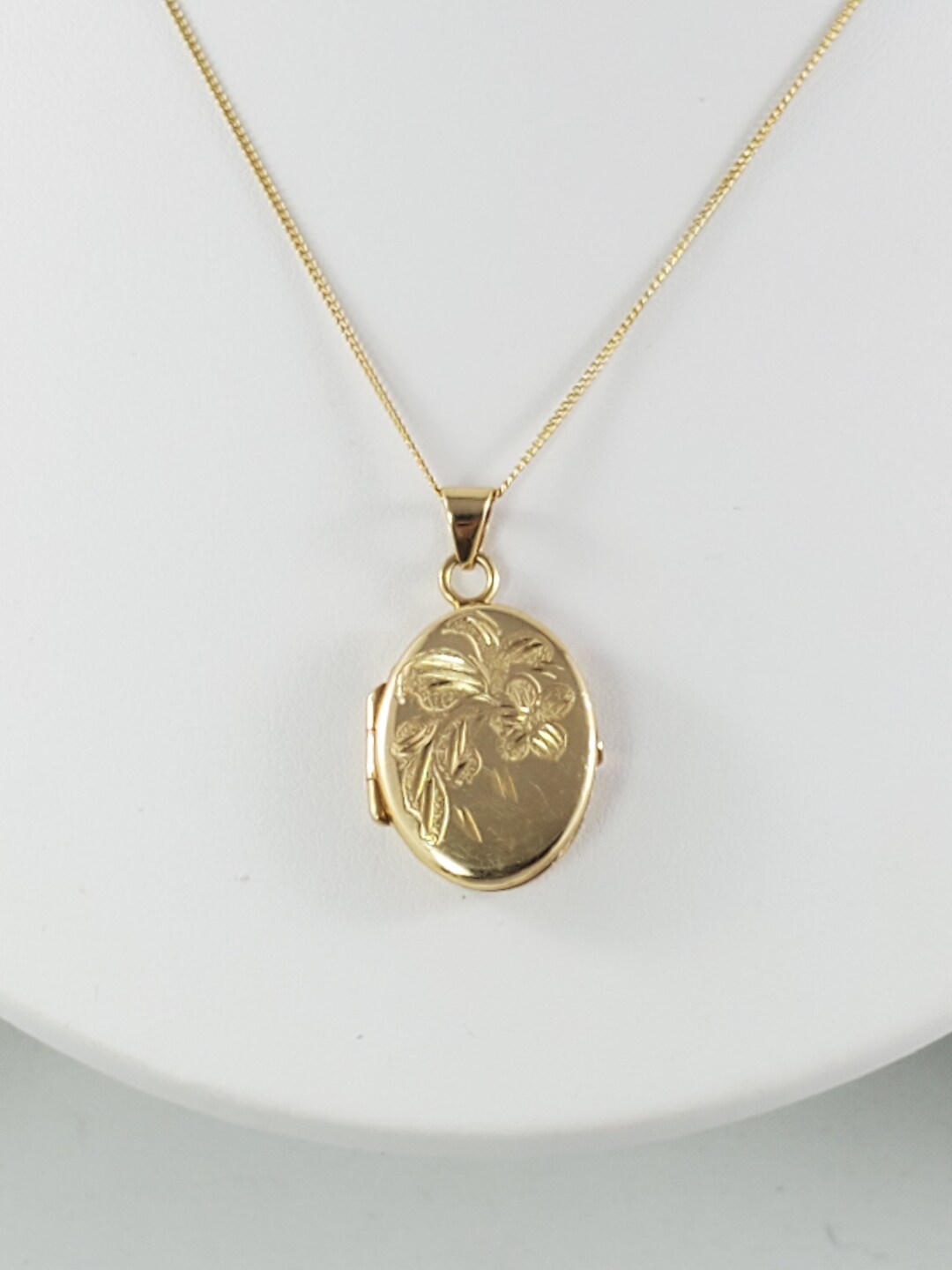 10kt Locket Necklace 10kt Gold Italian Oval Picture Locket on 18 in ...