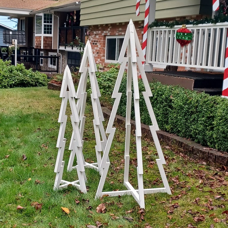 Rustic Wood Christmas Tree Plan: Easy DIY Outdoor Holiday Decoration ...