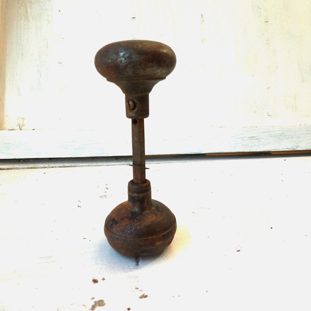 Vintage Shabby Rusty Door Knob Metal Doorknobs 2 Knobs One Spindle ...