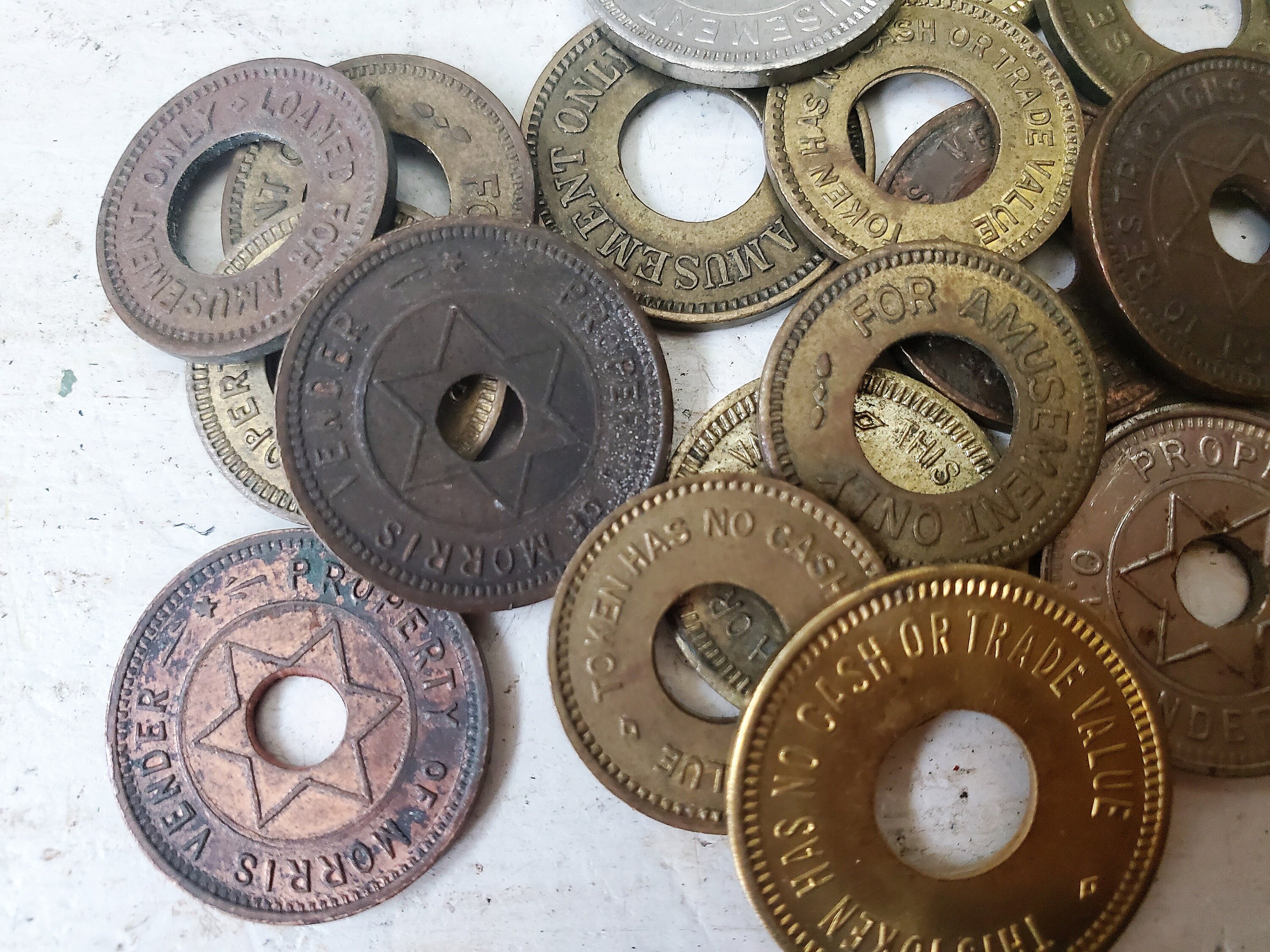 20 vintage arcade tokens charms coins metal game amusement - Etsy.de