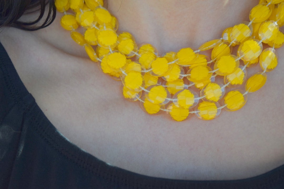 Collar amarillo de varias vueltas. Gargantilla de lucita encantadora y única. Collar grueso de ...