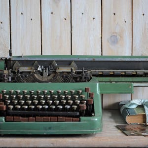 Antique Typewriter, Desktop Typing Machine, Old Green Typewriter ...