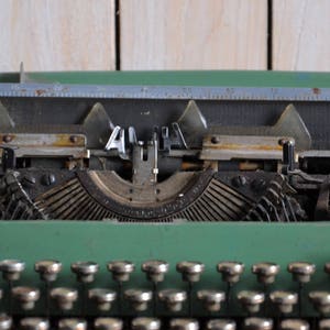 Antique Typewriter, Desktop Typing Machine, Old Green Typewriter ...