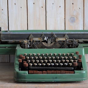 Antique Typewriter, Desktop Typing Machine, Old Green Typewriter ...