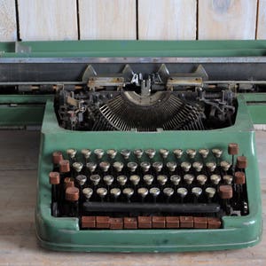 Antique Typewriter, Desktop Typing Machine, Old Green Typewriter ...