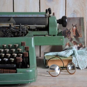 Antique Typewriter, Desktop Typing Machine, Old Green Typewriter ...