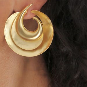 22K Gold Hammered NEREIDA Spiral Design Earrings - Etsy