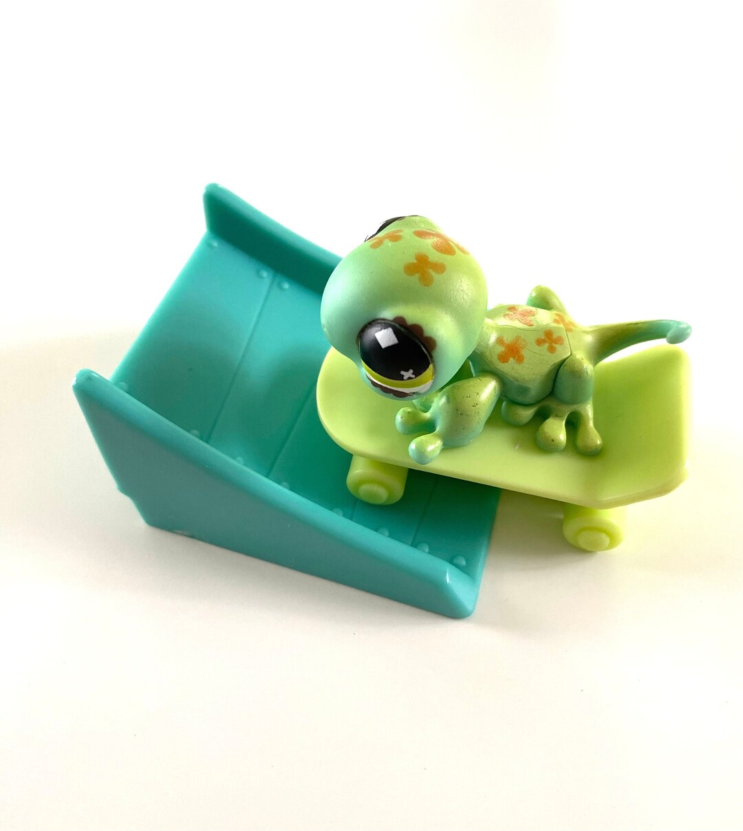 2007 Littlest Pet Shop Skate Board and Ramp,gecko Lizard #492,hasbro ...