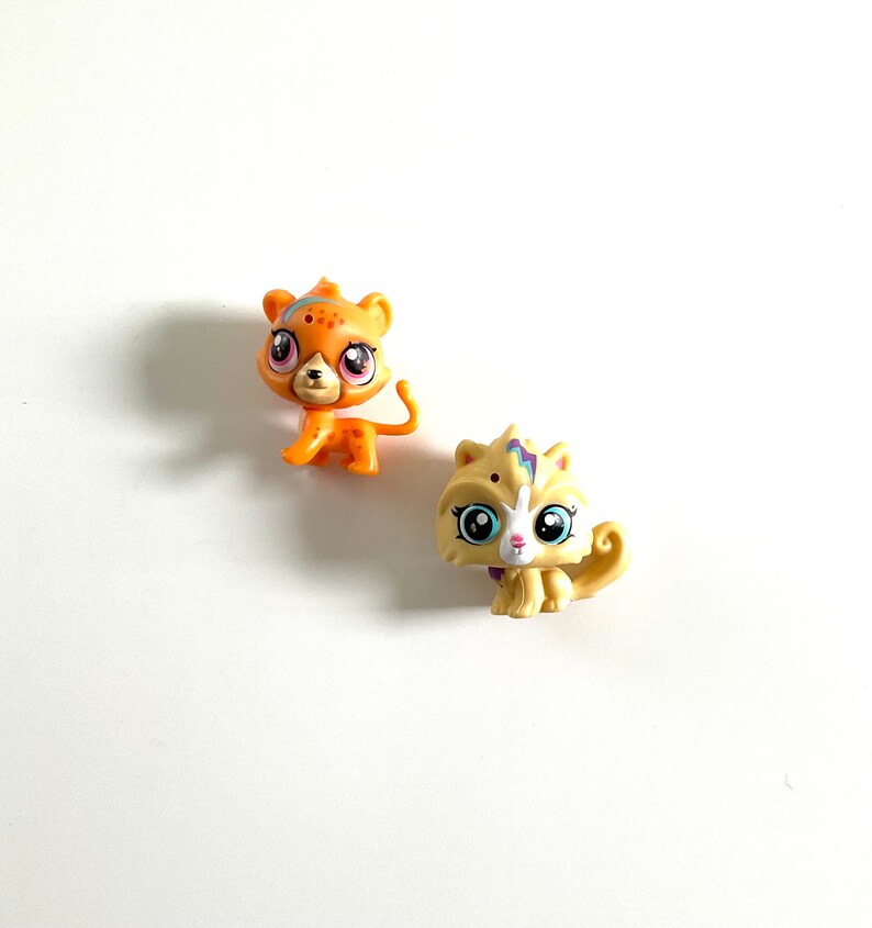 Littlest Pet Shop Jumbo Jet Set Accessories,blue Chairs,mini Orange ...