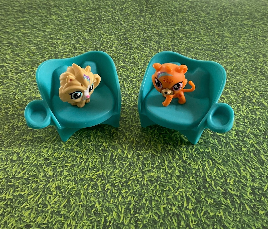 Littlest Pet Shop Jumbo Jet Set Accessories,blue Chairs,mini Orange ...