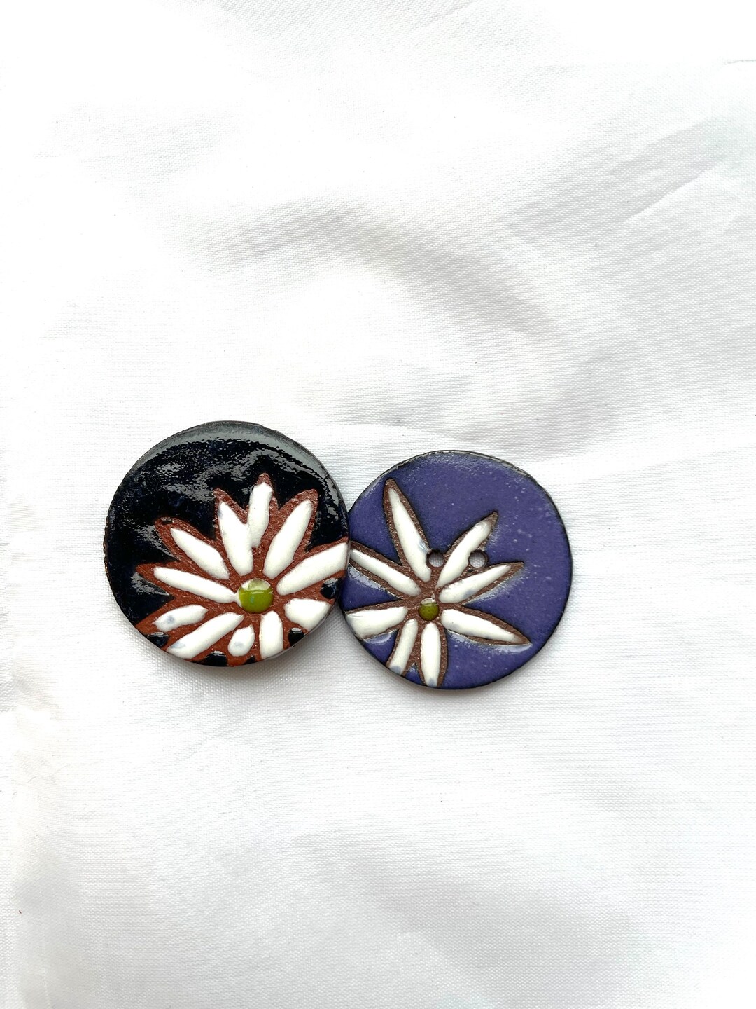 1 5/16" Round Daisy Ceramic Buttons - Round Buttons - Daisy on Blue ...