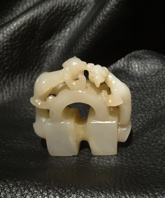 reticulated mutton fat jade - Gem