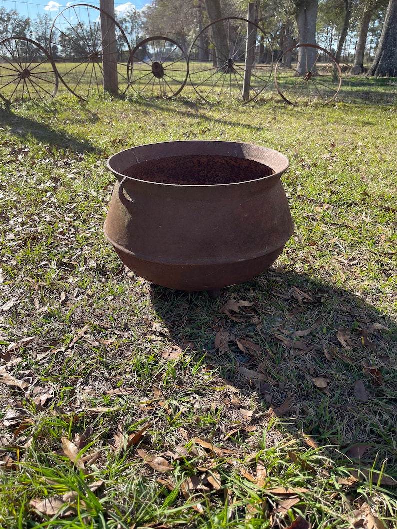 ANTIQUE CAST IRON Cauldron Gate Marks Wash Pot Footed Pot - Etsy