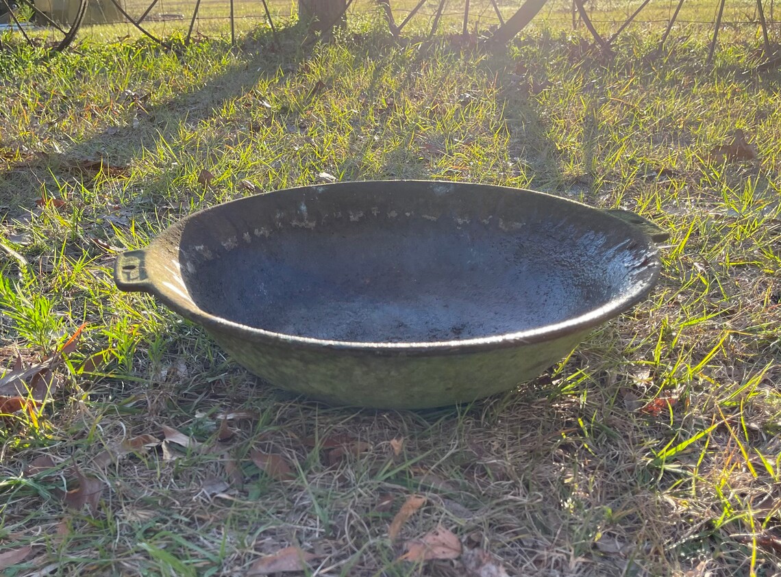 ANTIQUE CAST IRON Bowl Footed Bowl Shallow Cauldron | Etsy