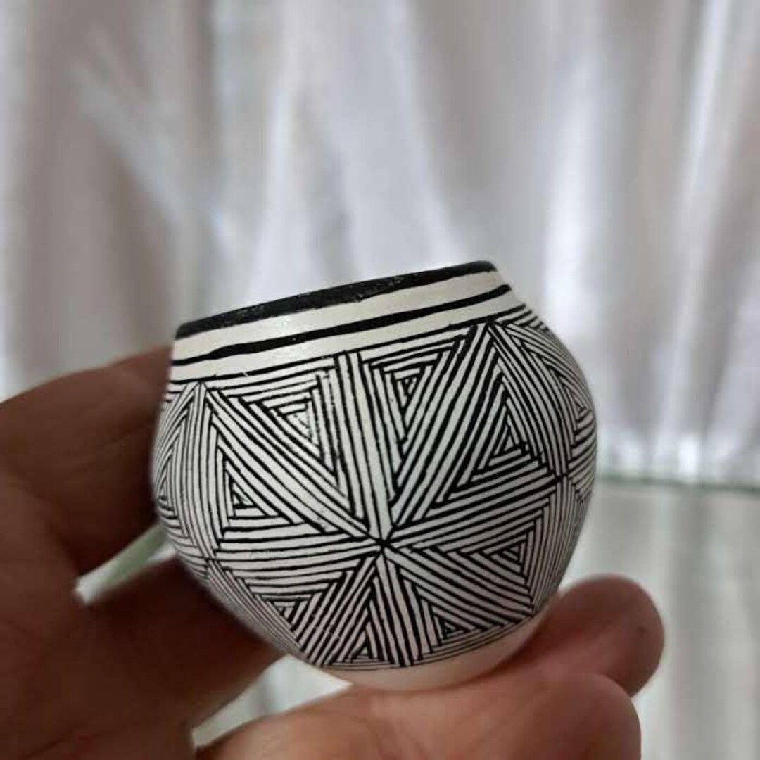 Fine Line and Geometric Design Acoma Pottery Piece Signed L. F. Histia ...