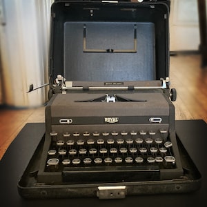 Vintage Royal Typewriter - Etsy