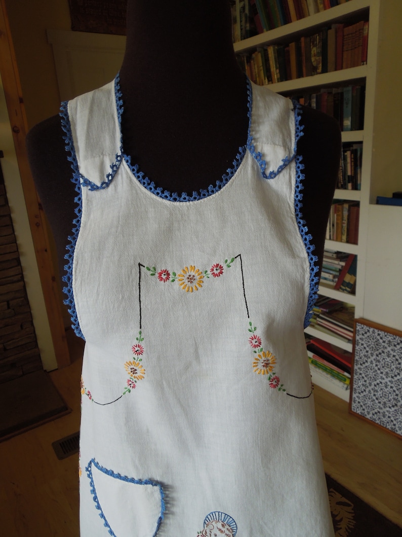 Adorable Vintage Full Length Apron Handmade With Embroidery and Tatting ...