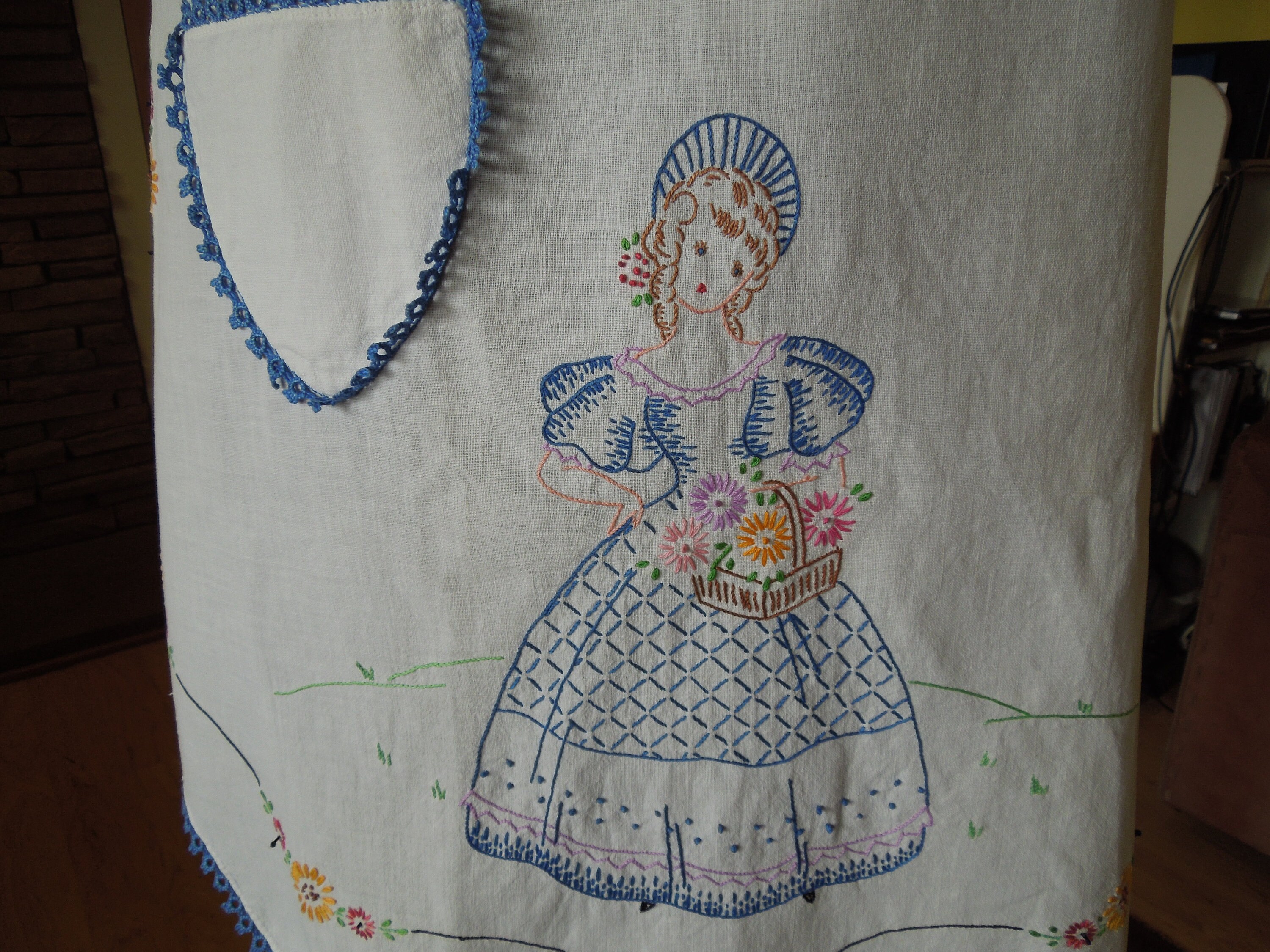 Adorable Vintage Full Length Apron Handmade With Embroidery and Tatting ...