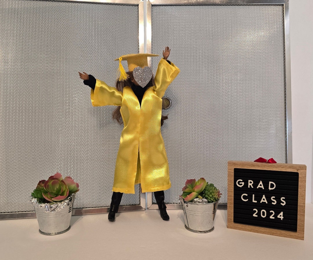 Toga y birrete de graduación en miniatura en amarillo - Etsy España