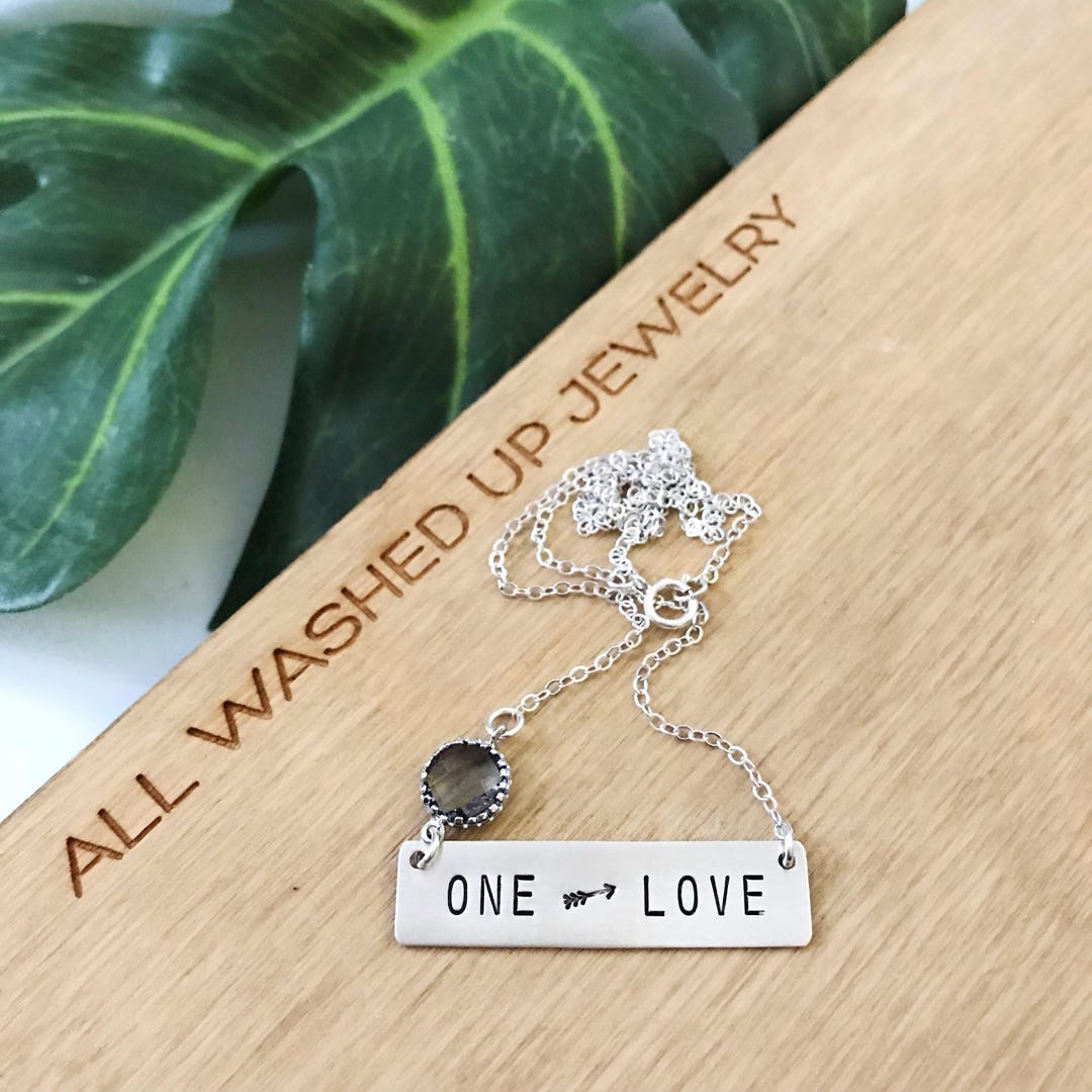 Collar One Love Bar con capas de plata de ley estampada placa - Etsy España