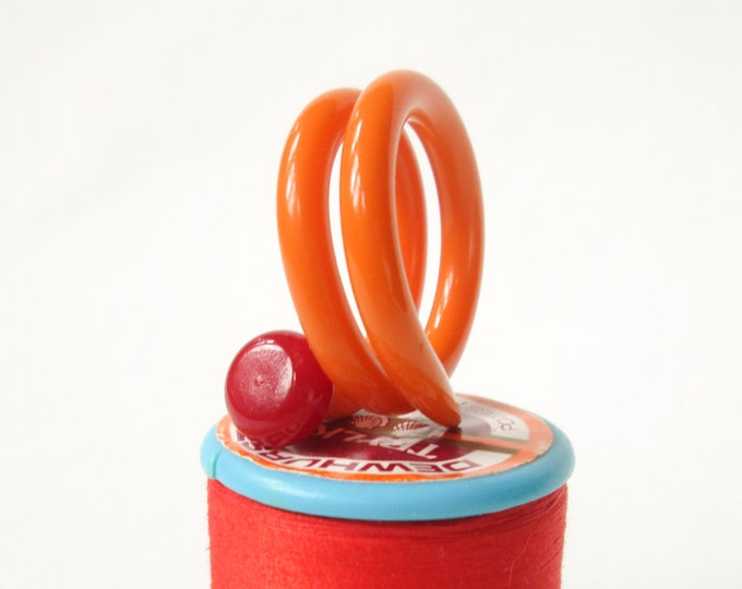Knitting Needle Ring in Orange and Red, Vintage Plastic, Knitters Gift ...