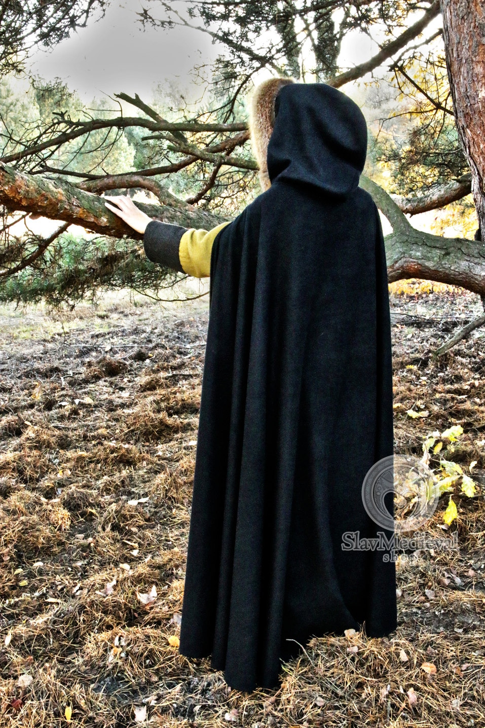 Early Medieval Viking Warm Woollen Cloak With Hood and Natural Fox Fur ...