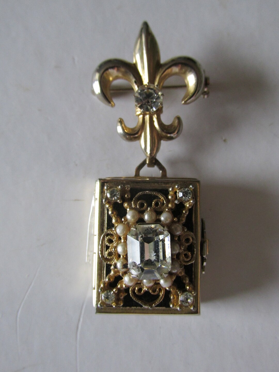 Dangling CORO JEWELCRAFT Four Photo LOCKET Made in England Decorative ...