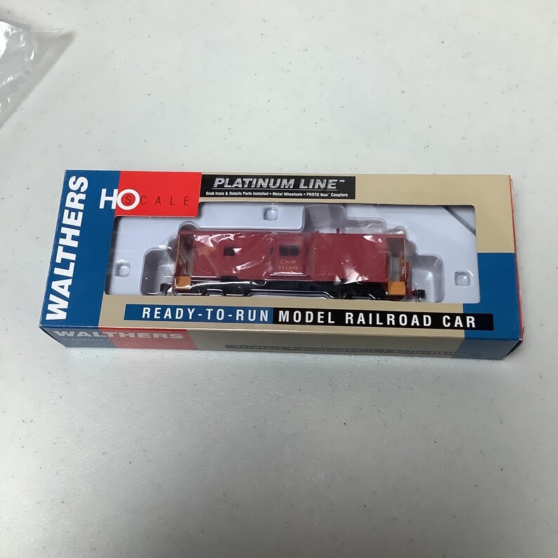 Walthers HO Platinum Line Bay Window Caboose #932-40451 Chicago & North ...