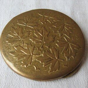 Vintage Powder Puff Compact Box With Leaf Metal Make-up Compact Case ...