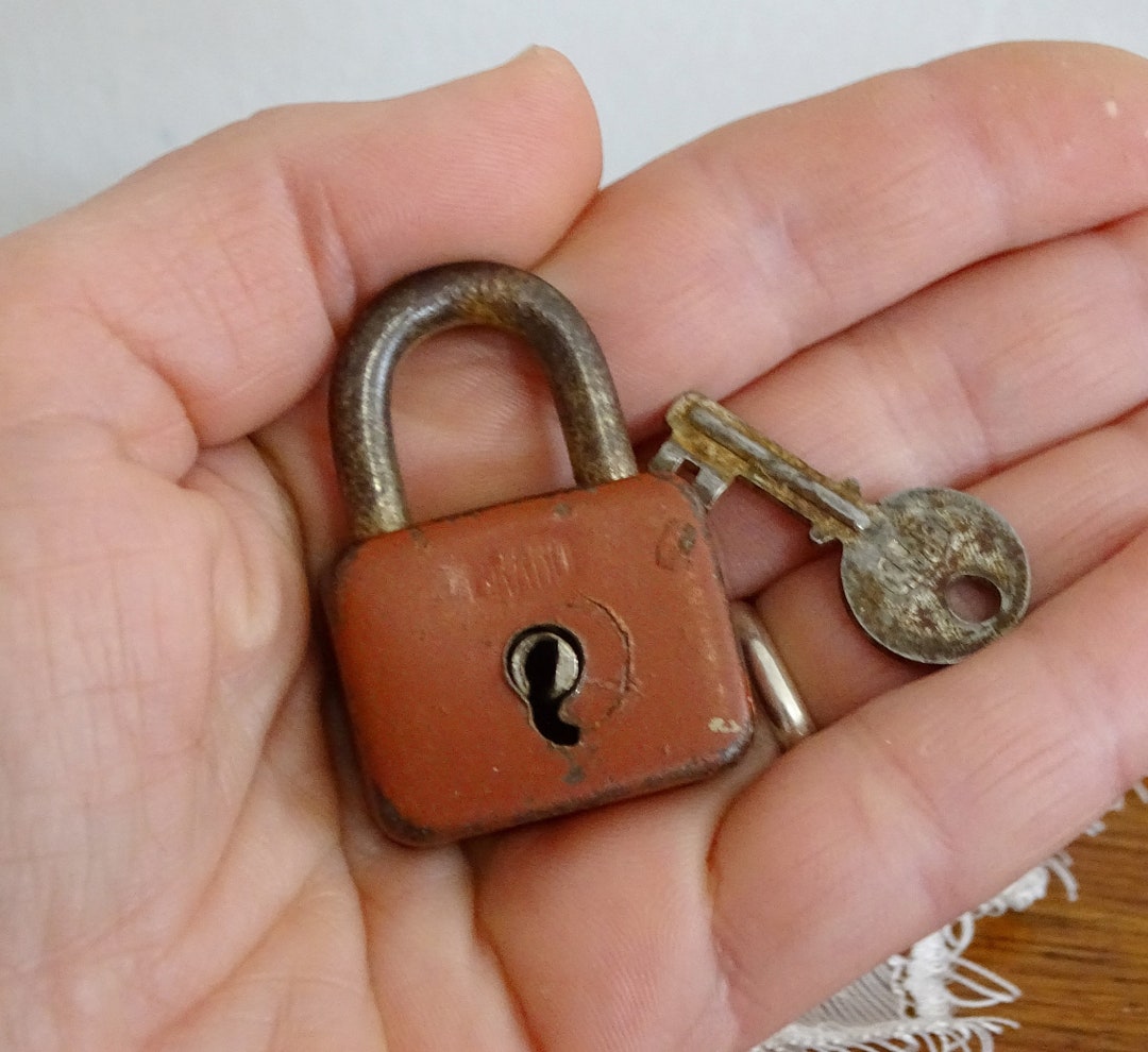 Vintage Red Padlock With Key Working Padlock Old Rusty Padlock Antique ...