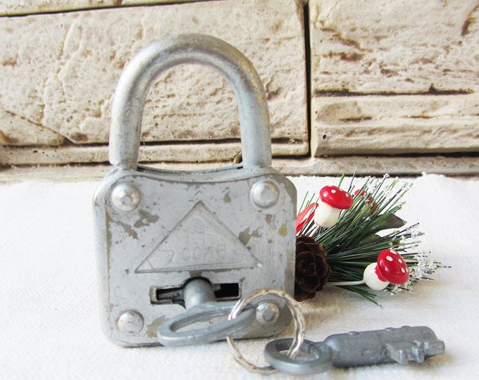 Vintage Padlock With Keys,old Rusty Padlock,cottage Chick,rustic Home ...