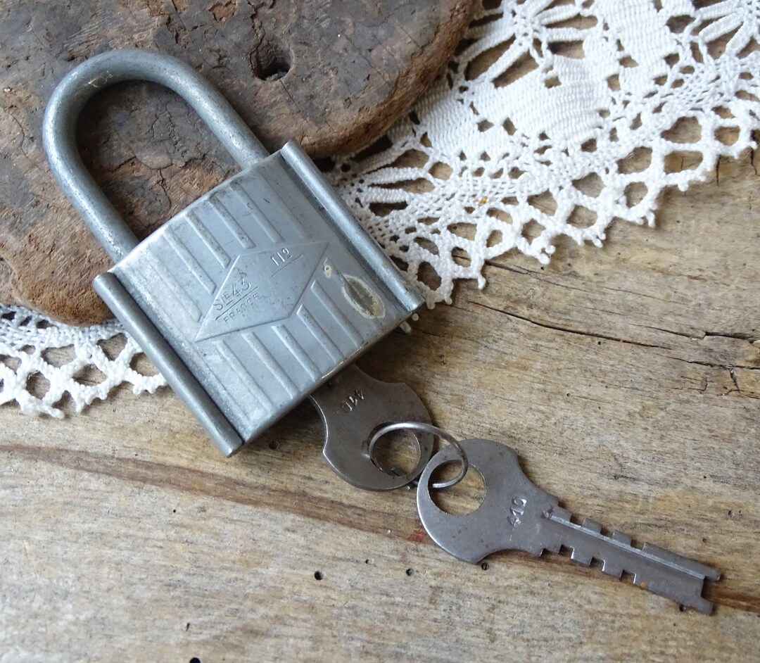 Vintage Padlock With Key,old Rusty Padlock,cottage Chick,rustic Home ...