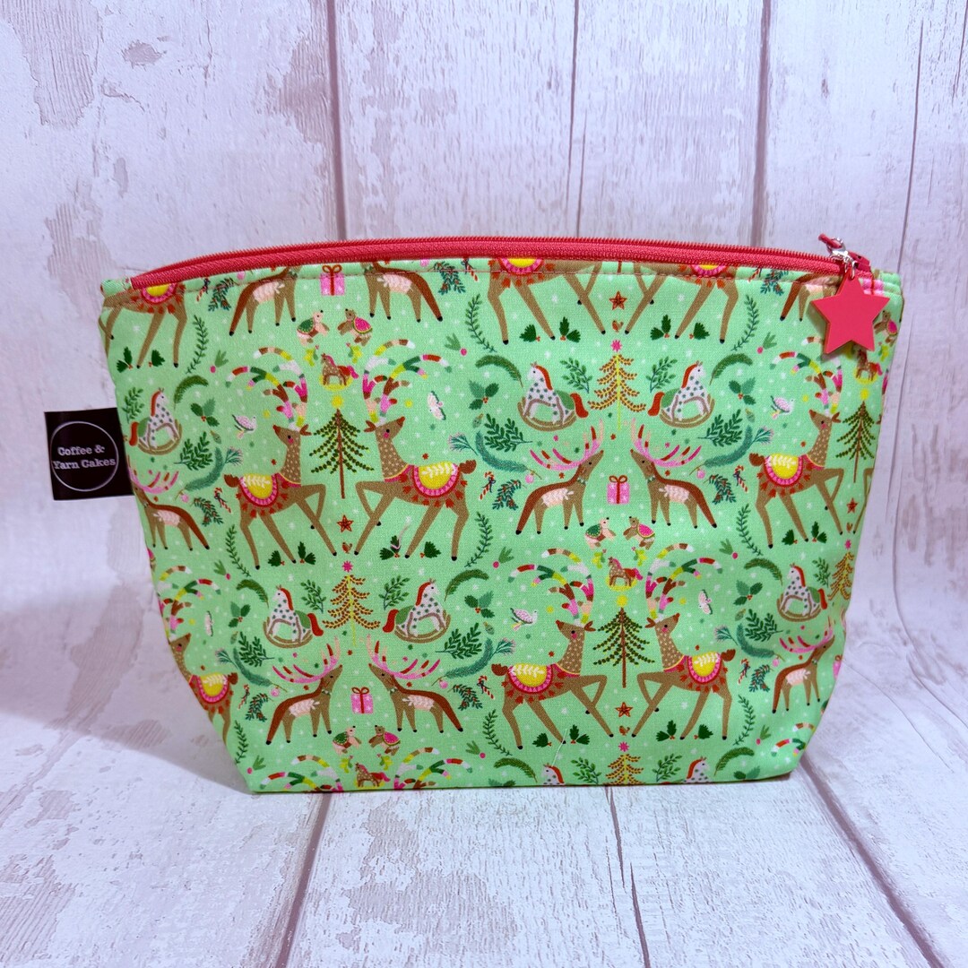 Oh Deer, It's Christmas Zipped Wedge Project Bag - Small/sock Size ...