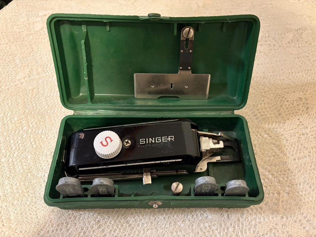 Singer Button Hole Attachment - Singer Sewing Machine - Monogram Eyelet ...