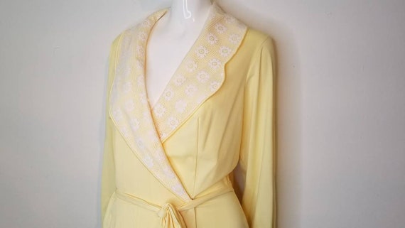Vintage JCPenney Pale Yellow Robe With White Floral L… - Gem