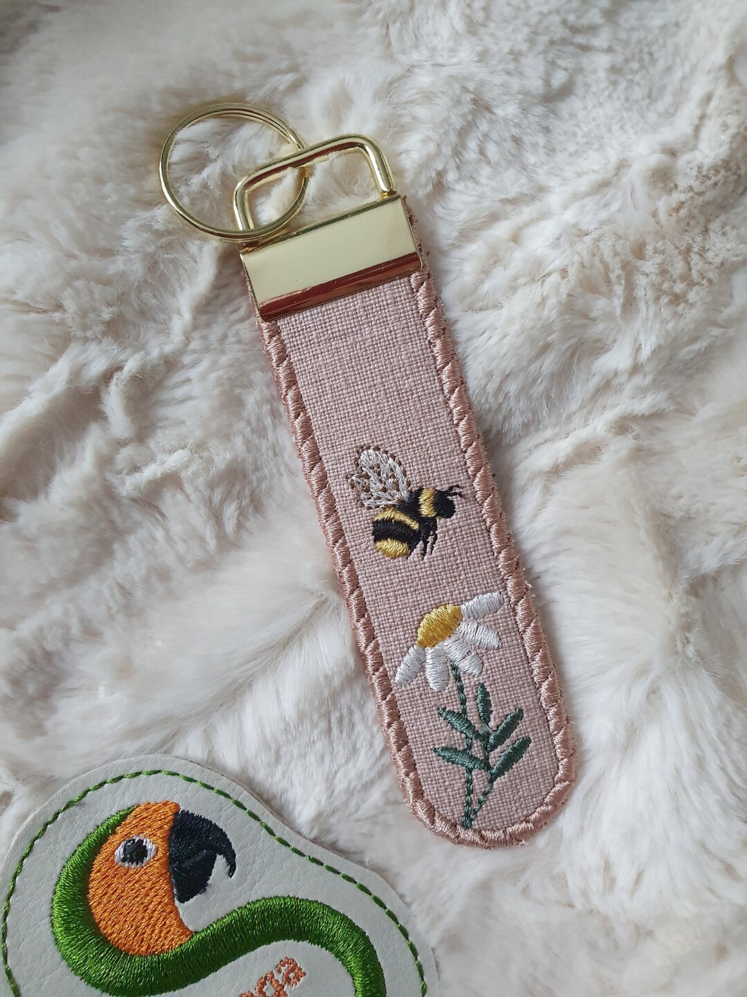 Bee and Daisy Key Fob 4 X 4 ITH DIGITAL FILE for Embroidery Machines - Etsy