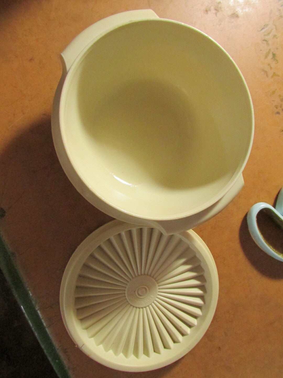 Vintage Tupperware Bowl With Starburst Lid 1323-19 Beige 5” Pre Own ...