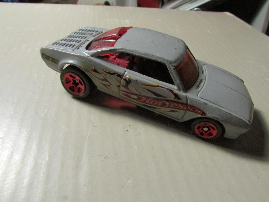 Hot Wheels Vairy 8 Tm Gm Gray Car Truck PRE-OWNED 1/64 Scale Die-cast ...